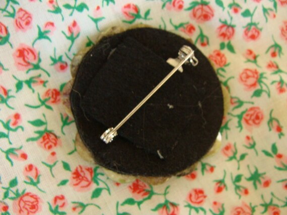 Gorgeous Feminine Vintage Shell Button Brooch - Gem