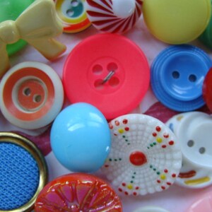 2 Dozen Vintage Buttons Beautiful Happy Colorful Bright Vintage Buttons ...