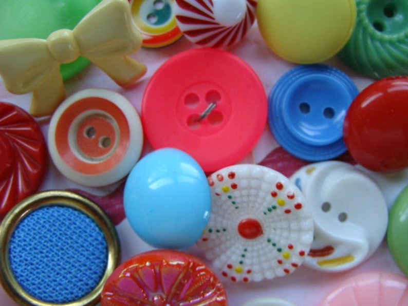 2 Dozen Vintage Buttons Beautiful Happy Colorful Bright Vintage Buttons ...