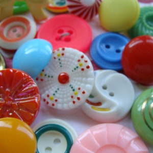 2 Dozen Vintage Buttons Beautiful Happy Colorful Bright Vintage Buttons ...