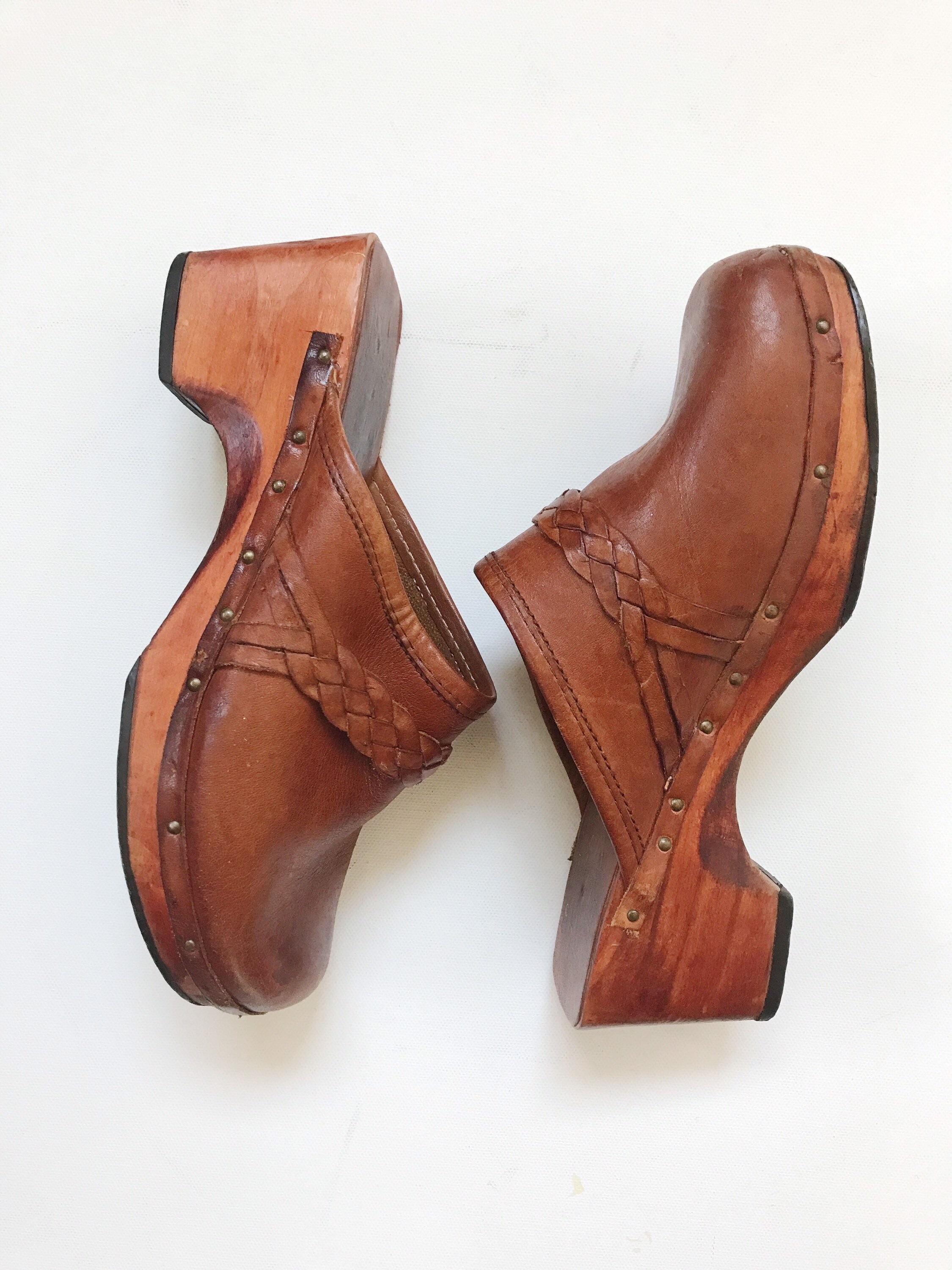 70s leather clogs / vintage leather mules / vintage leather clogs