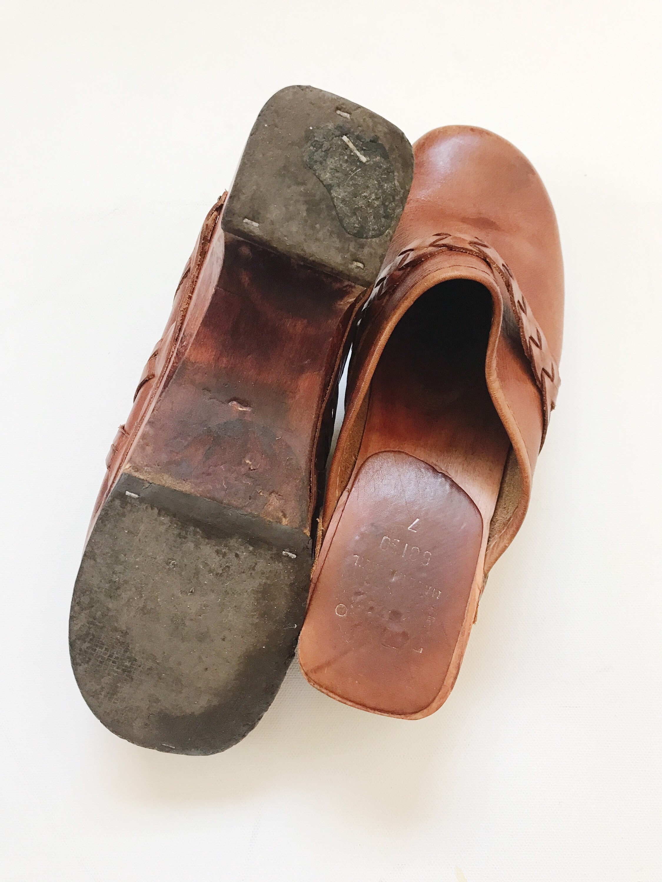 70s leather clogs / vintage leather mules / vintage leather clogs