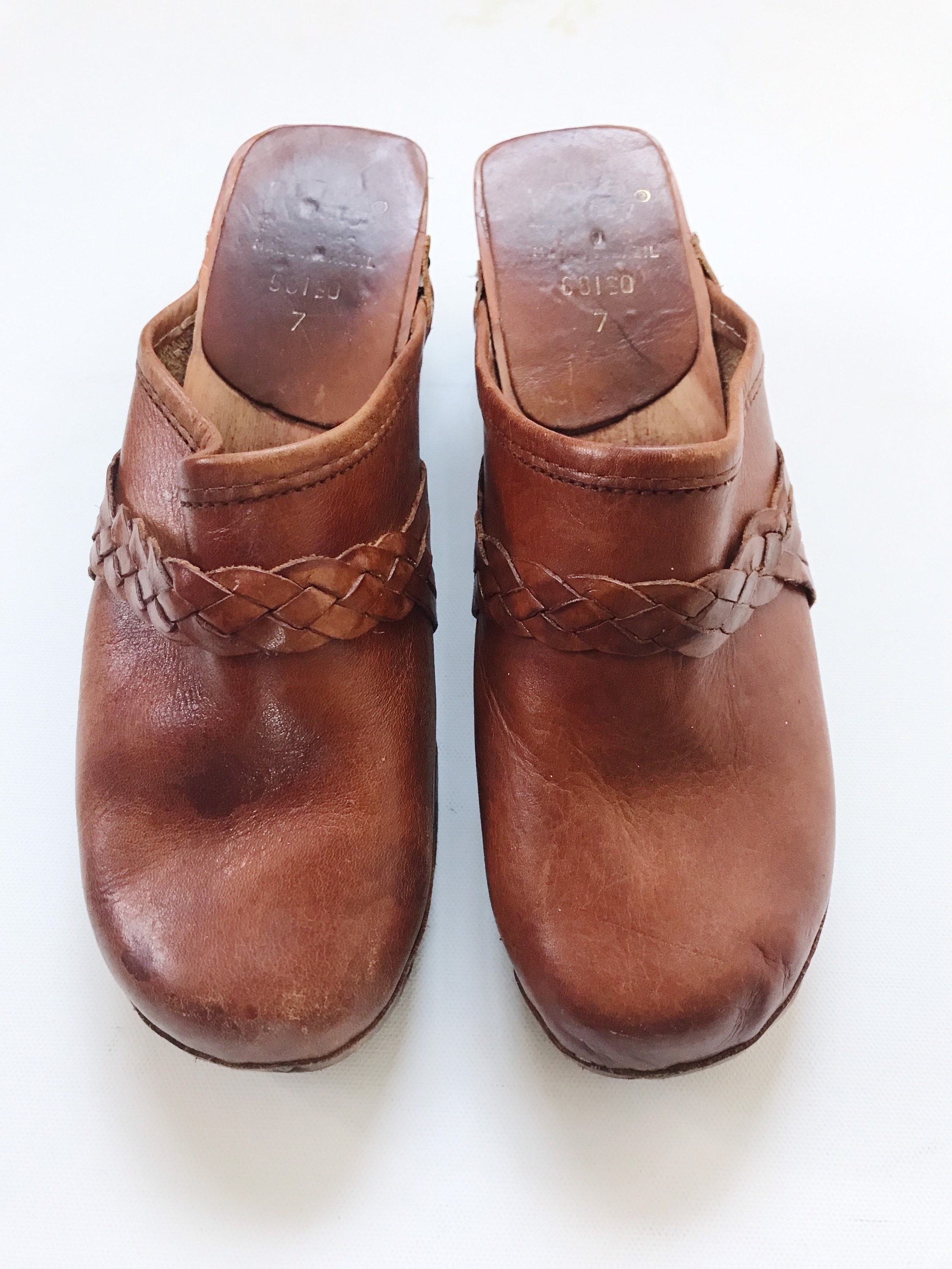 70s leather clogs / vintage leather mules / vintage leather clogs