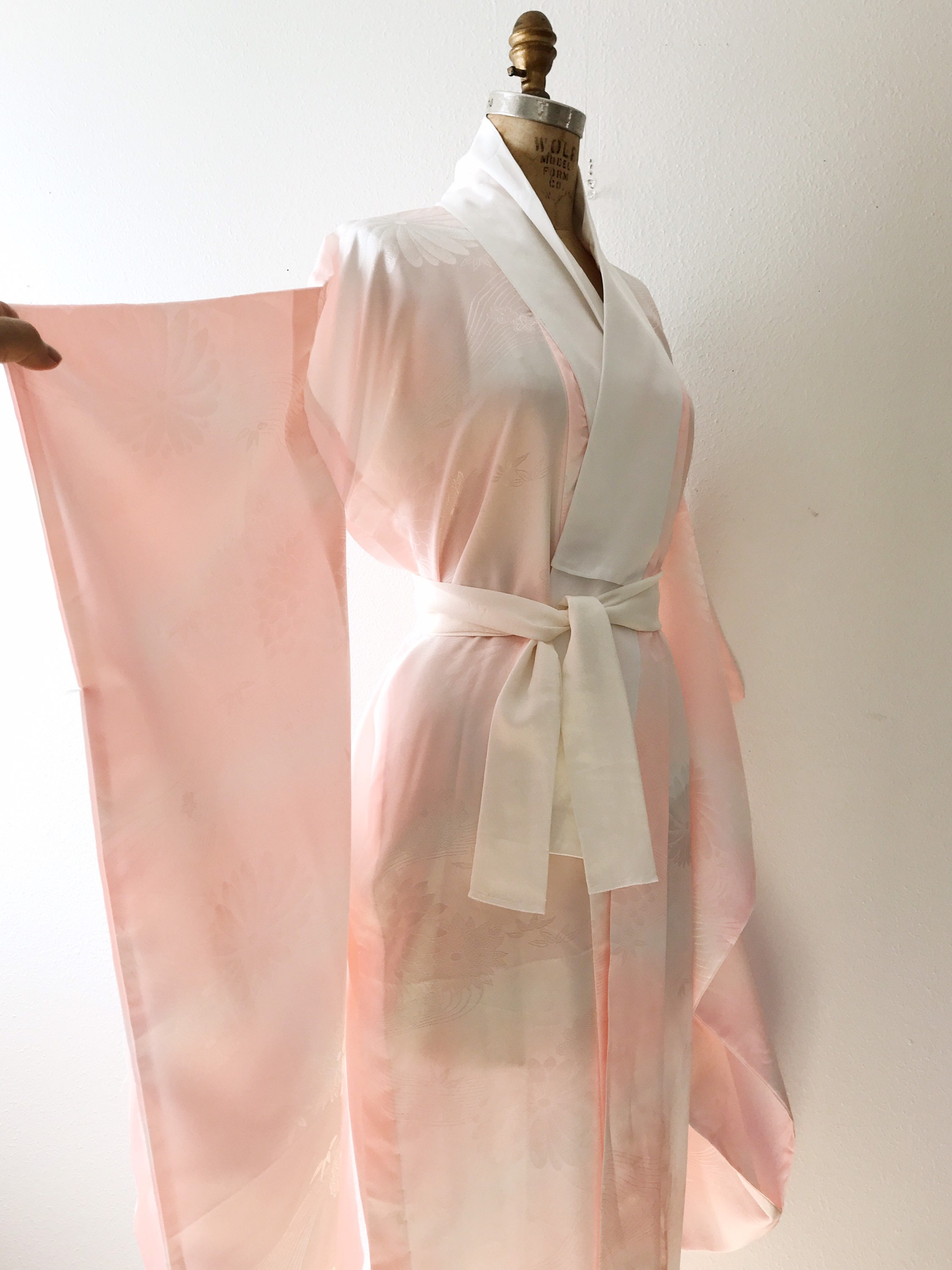 vintage kimono robe / vintage Juban kimono / Pink Furisode Juban