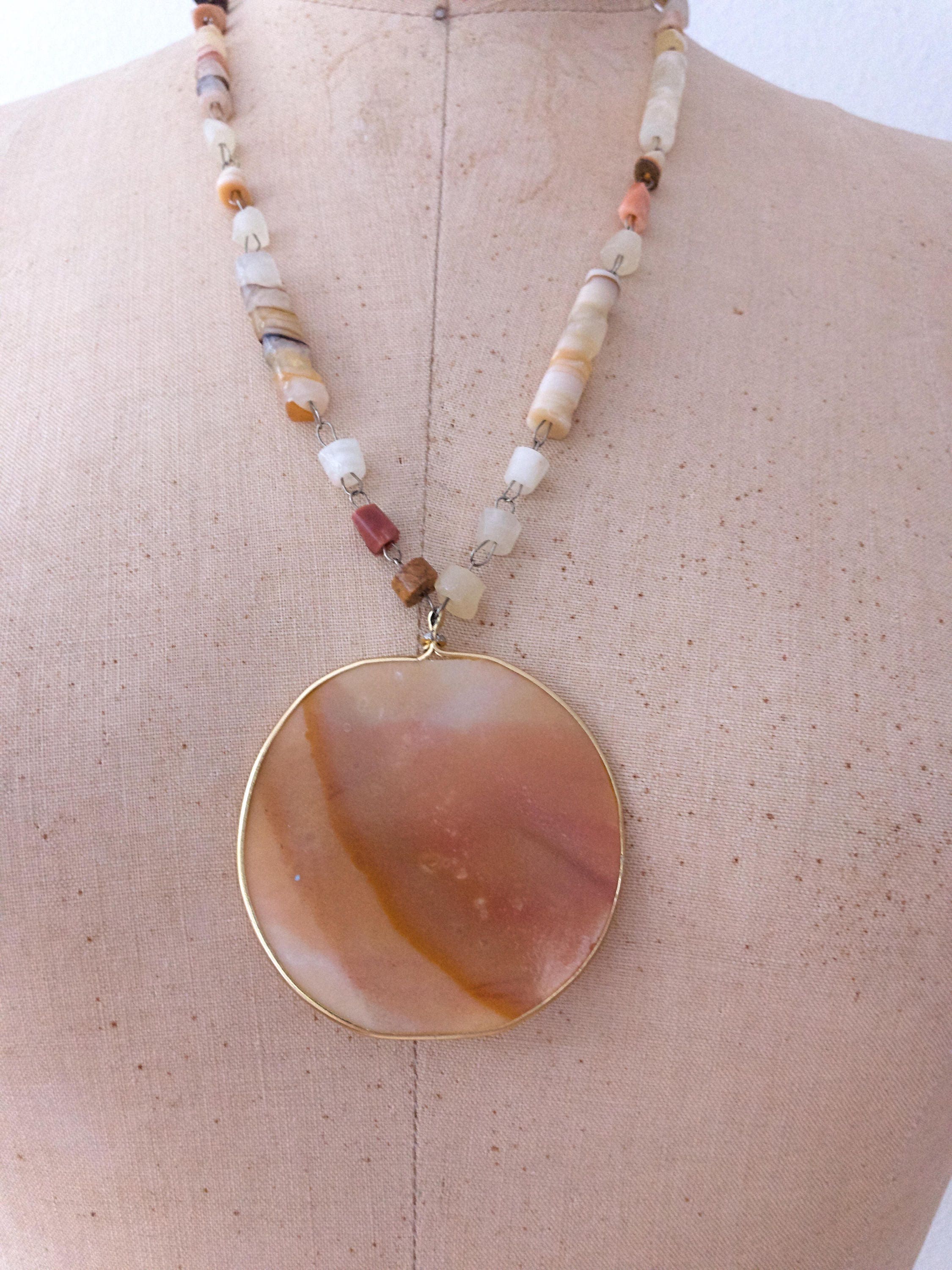 SALE vintage agate necklace / 70s stone necklace / Bisti Hills necklace