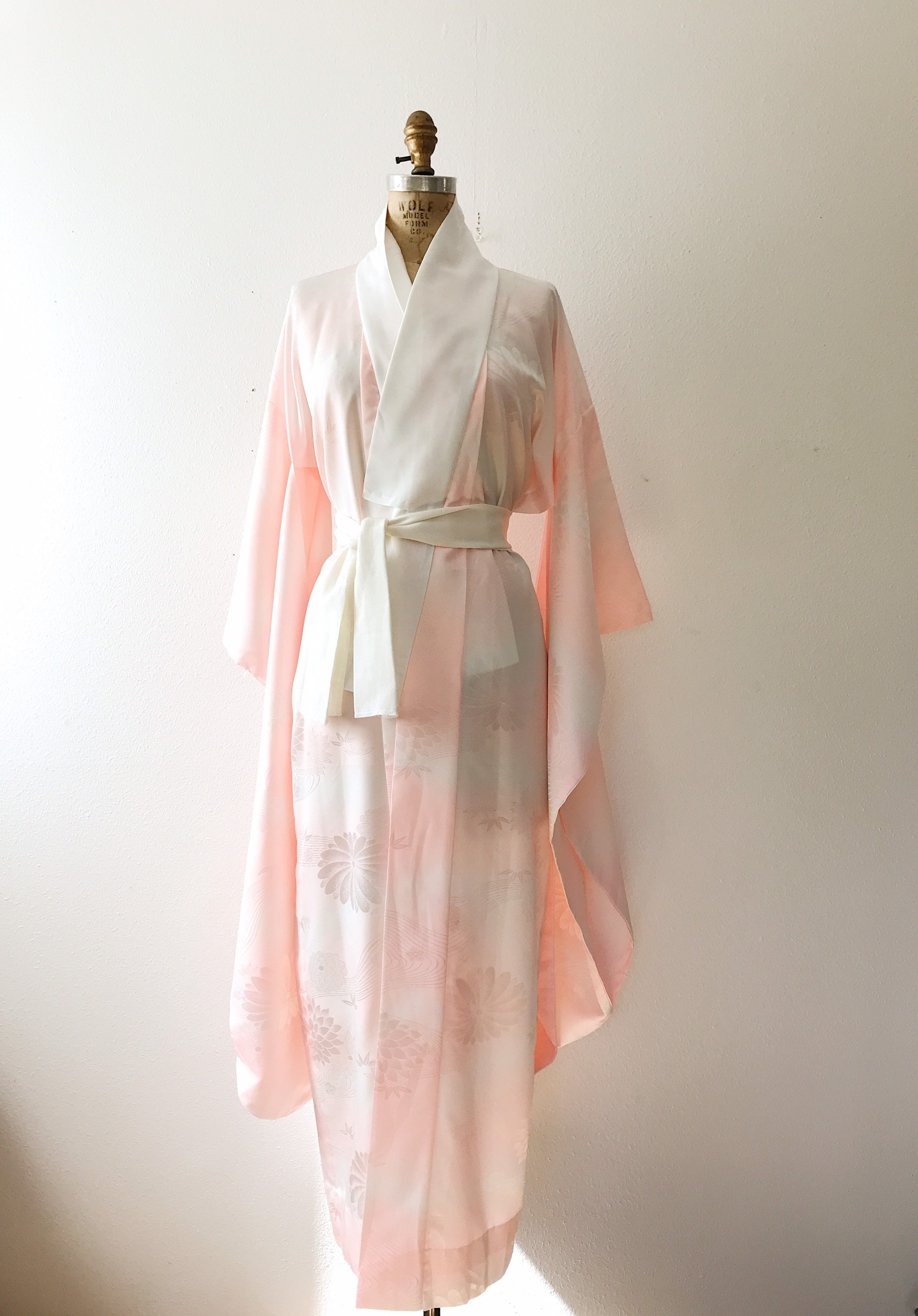 vintage kimono robe / vintage Juban kimono / Pink Furisode Juban