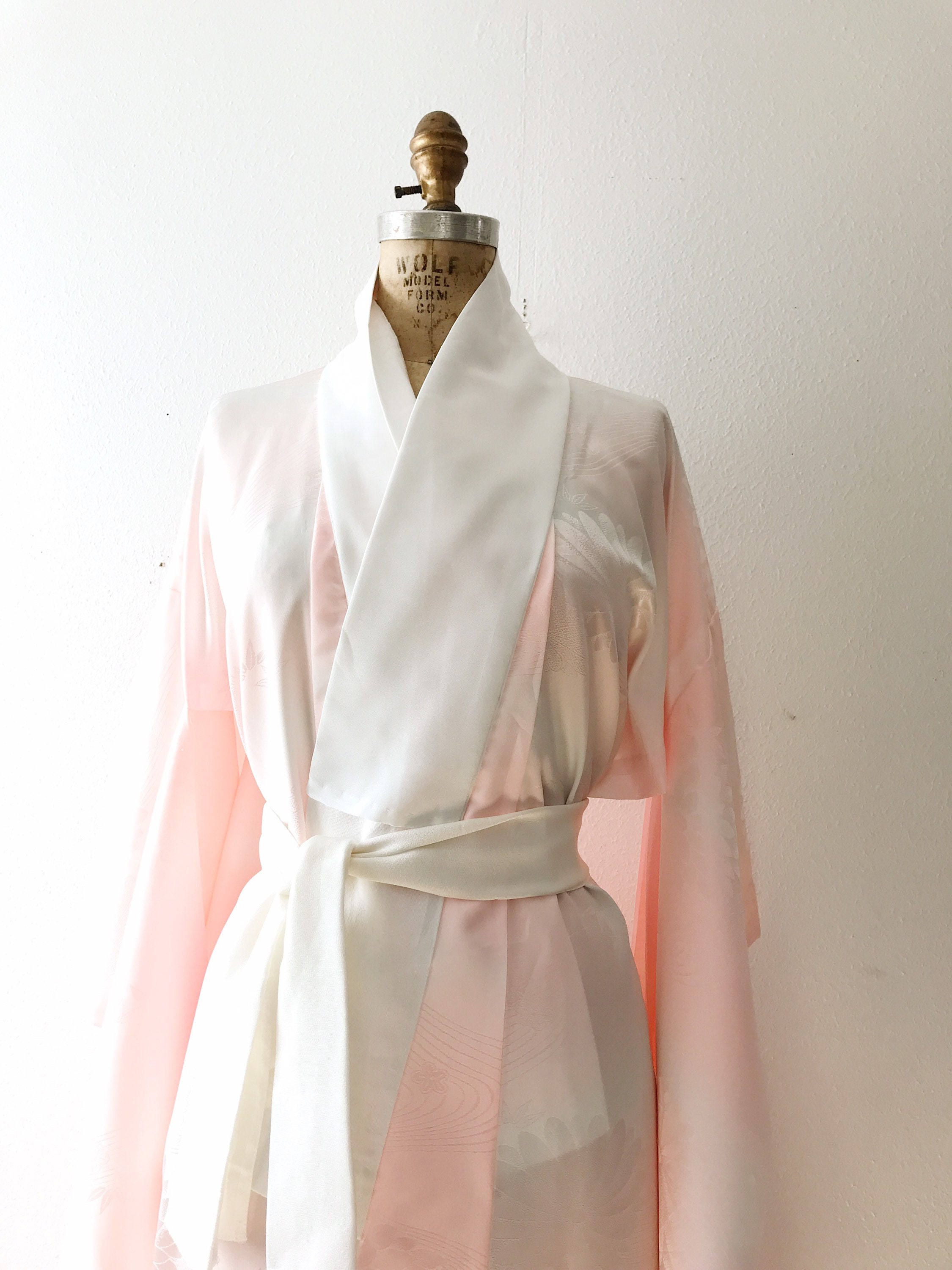 vintage kimono robe / vintage Juban kimono / Pink Furisode Juban