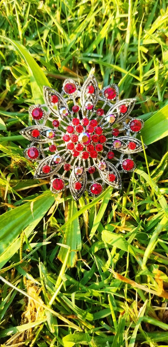 Vintage breathtaking red rhinestone - Gem