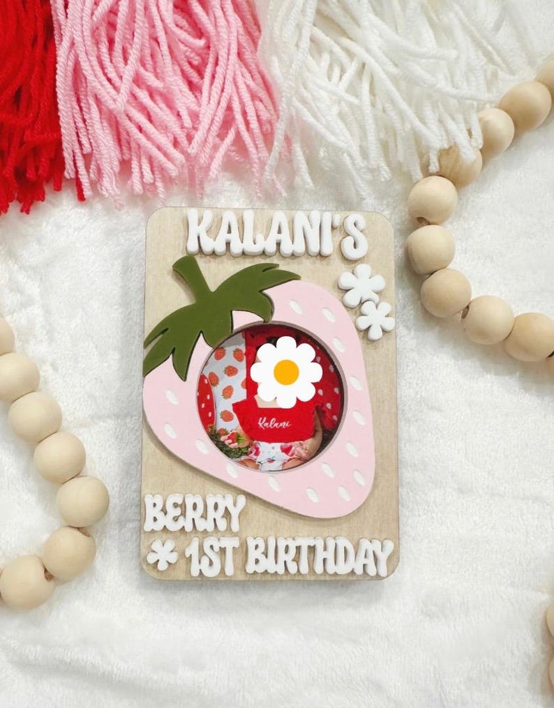 Cornice portafoto magnetica personalizzata a tema fragola: bomboniera ...