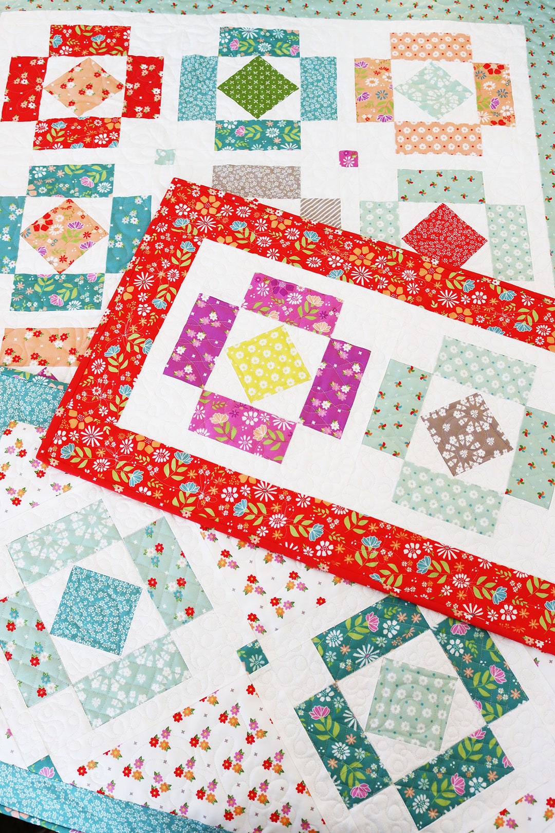 Simply Charming Table Topper + 2 Table Runners Pattern QLD187 (paper ...