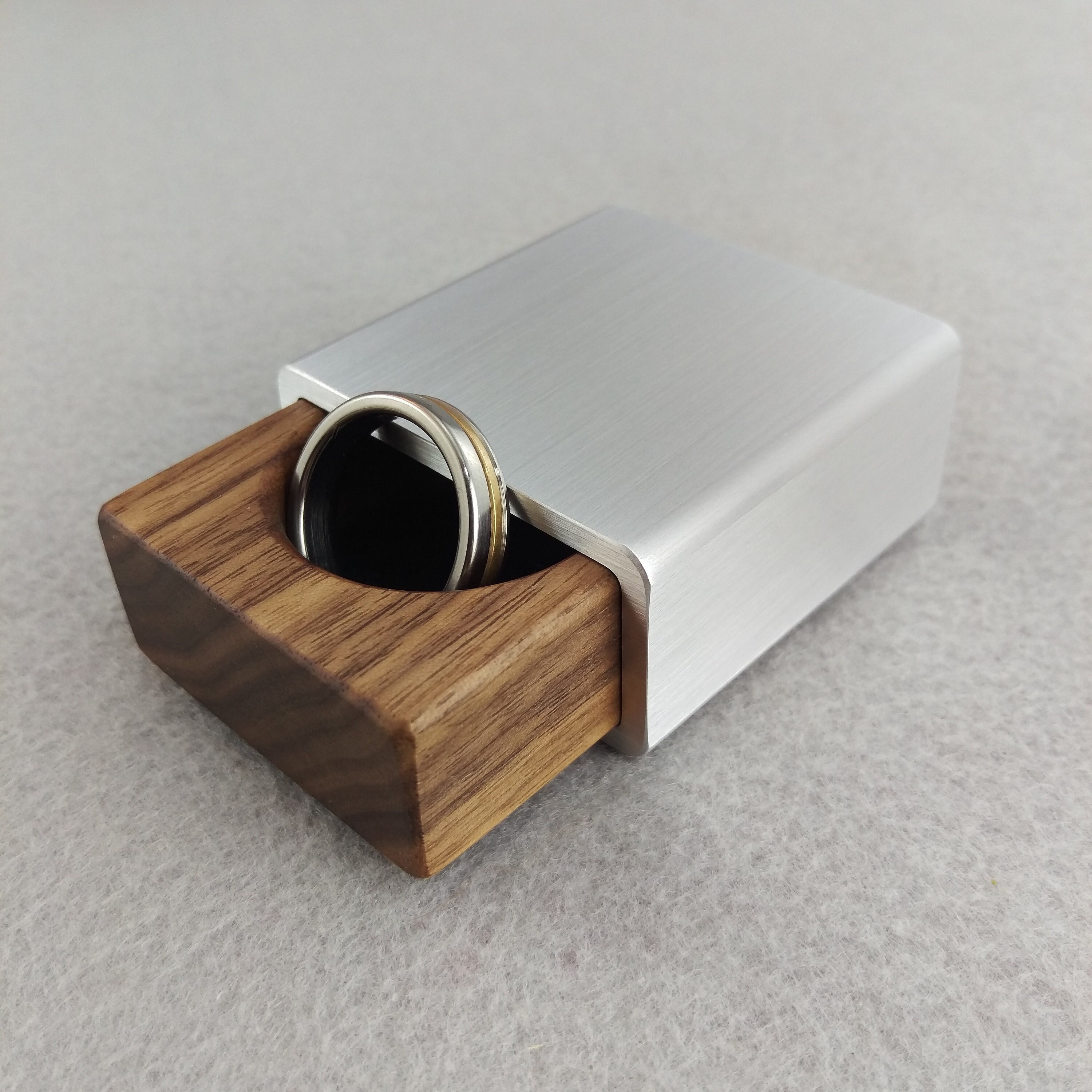 Slim engagement ring box - verehouston