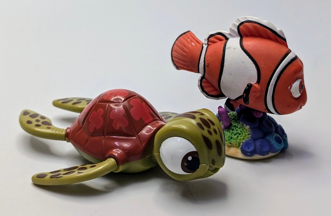 2003 Disney Finding Nemo Pixar Studio Set of 2 Figures: Nemo and Squirt ...