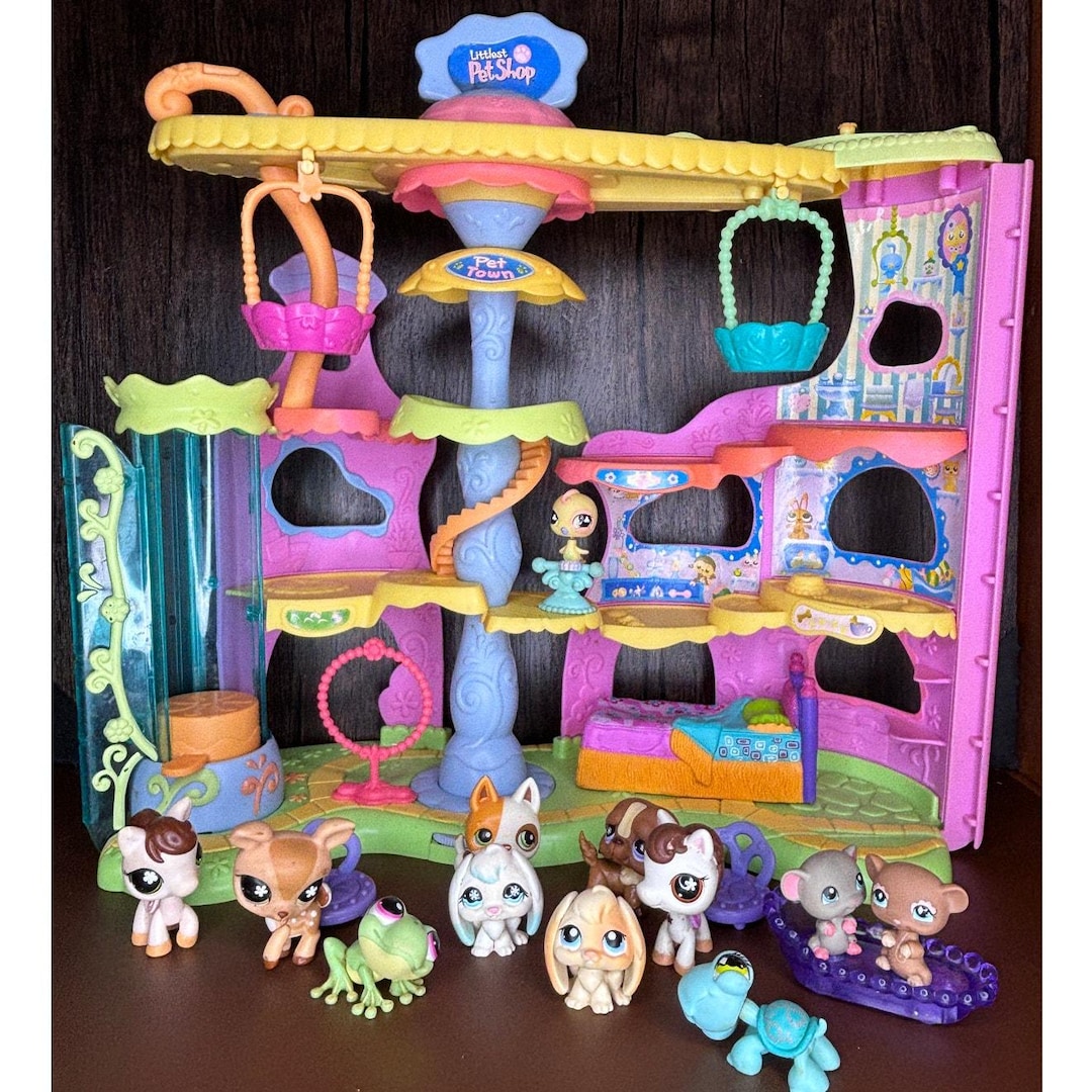 Hasbro Littlest Pet Shop Round N Round Pet Town 12 Pets & 8 Accessories ...