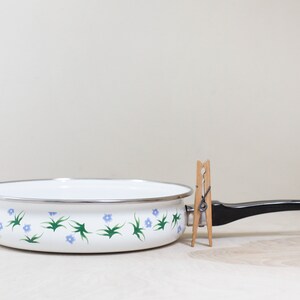 Lilac Enamel Sauté Pan by Tabletops Unlimited / Cute 80s Style ...