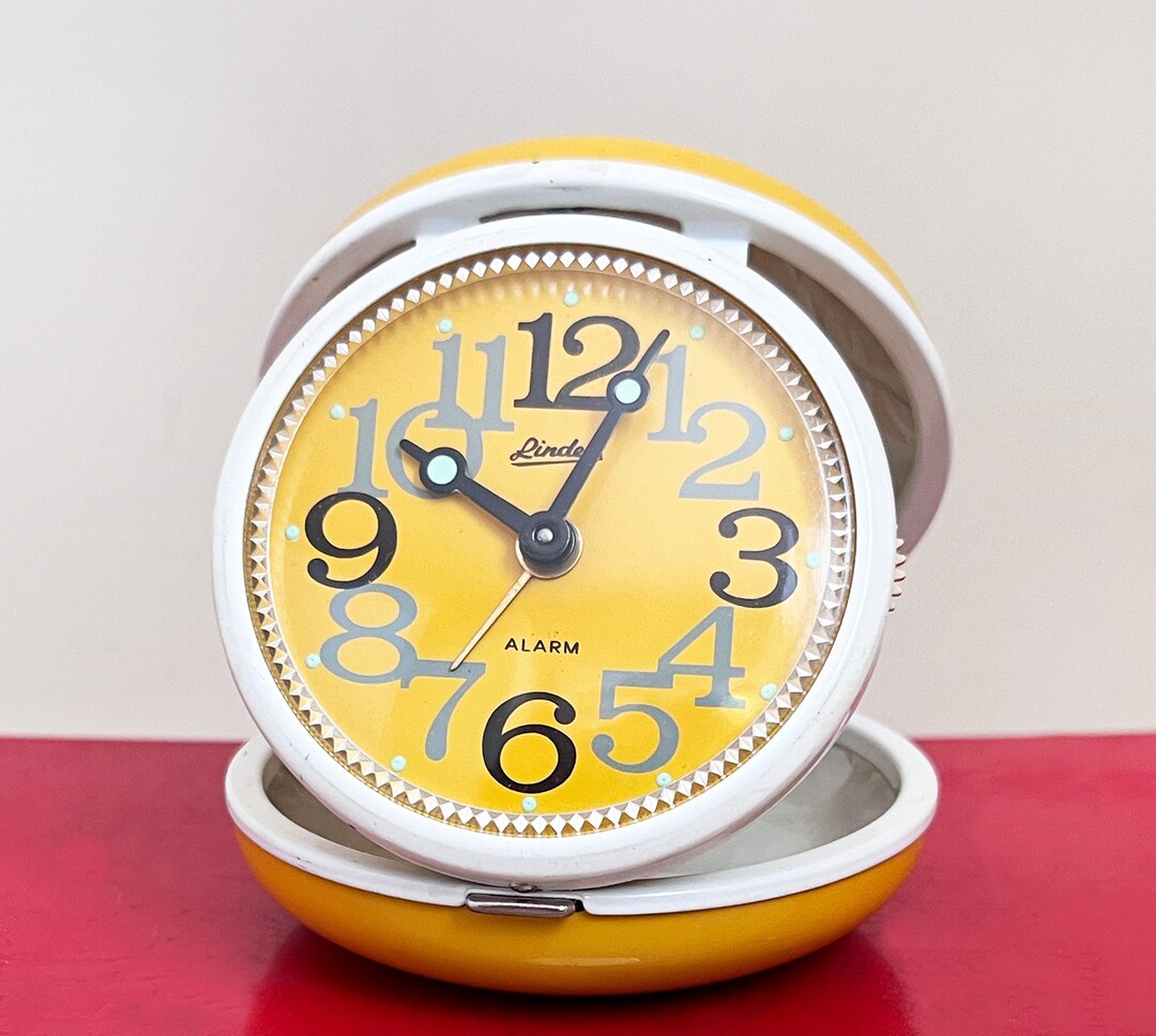 Cute Mod Linden Alarm Clock/ HTF 70s Yellow Clam Shell Tiny Clock Made ...