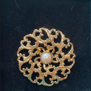1960s Vintage Gold-plated Brass Brooch With Faux Pearl – Elegant ...