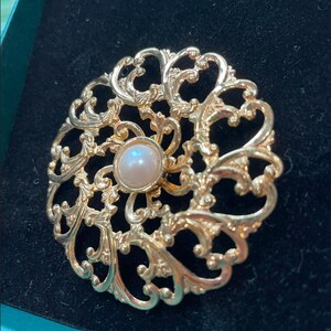 1960s Vintage Gold-plated Brass Brooch With Faux Pearl – Elegant ...