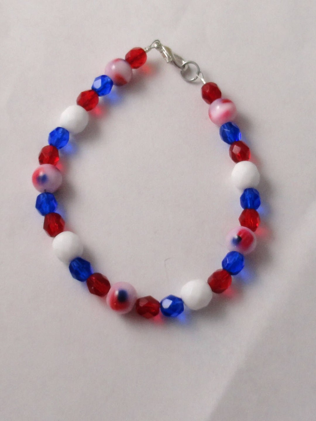 Red, White and Blue 7 Faceted Bead Bracelet with Flag Beads - Etsy.de