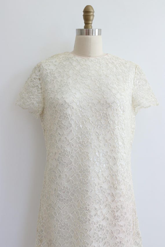 1960s White Lace Silver Lame Sheath Shift Short Sleev… - Gem