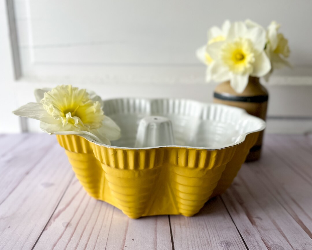 Vintage Goldenrod Yellow Bundt Pan - Etsy