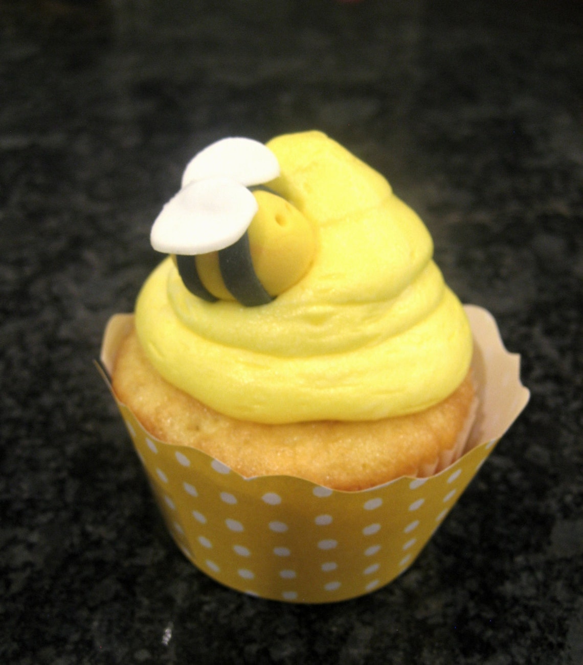 Edible Fondant Bees Bee Cupcake Toppers Bee Cupcake Decor - Etsy