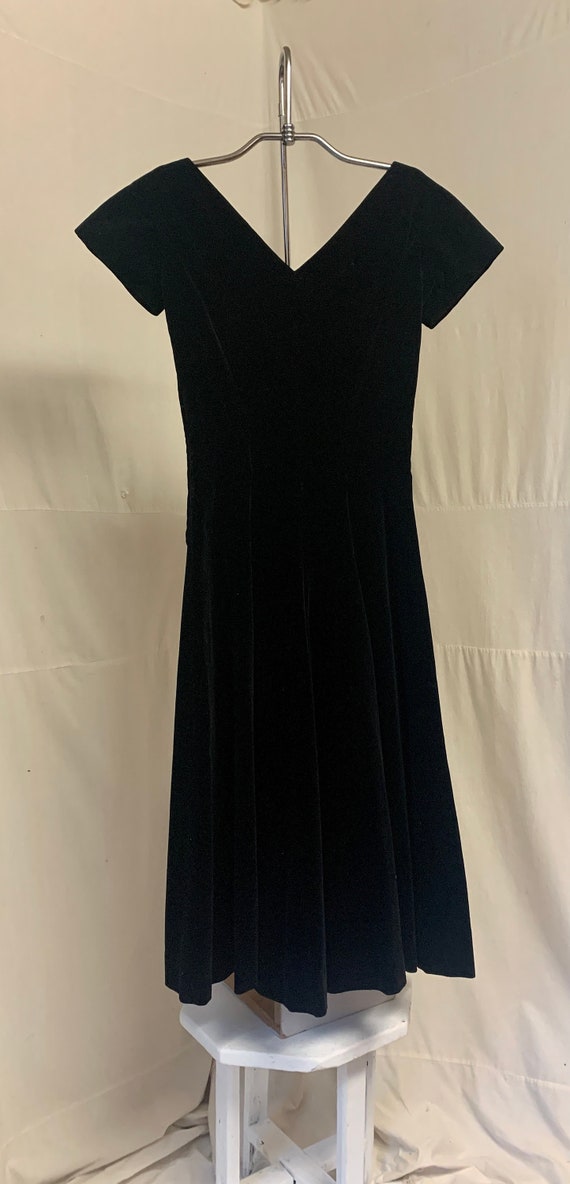 1950s, 32" bust. Black velvetine cocktail dress - Gem