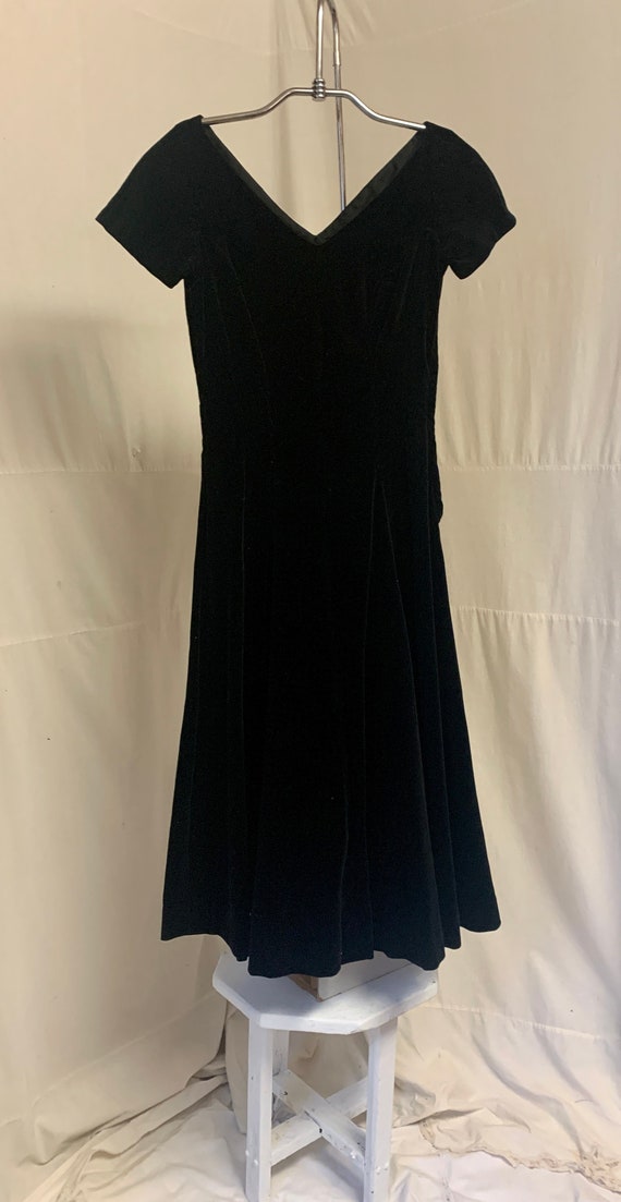 1950s, 32" bust. Black velvetine cocktail dress - Gem