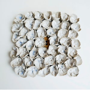 Giardini segreti n 2 - Placca quadrata da appendere in gres con fiori ...