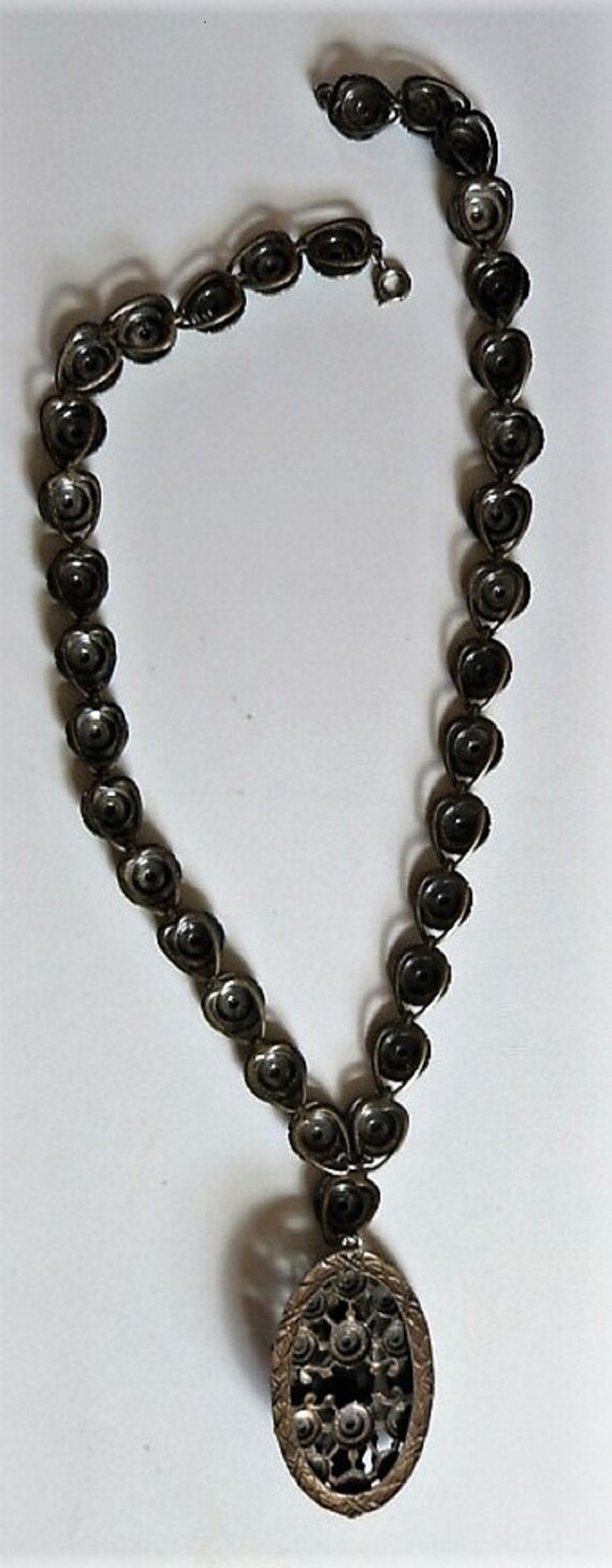 A Unique Matte Silver Metal Pendant Necklace - Gem