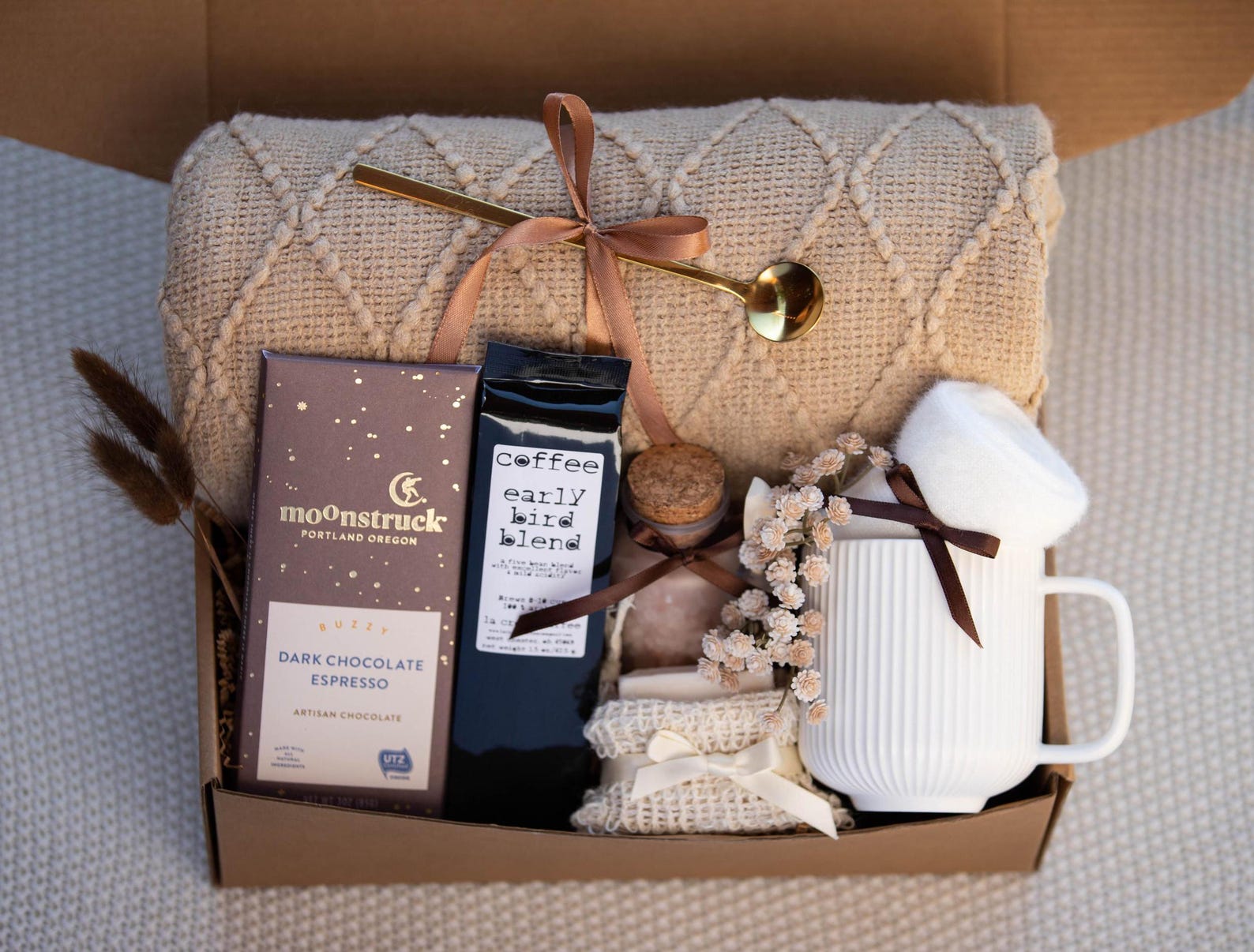 Luxury Gift Basket for Women, Cozy Gift Box With Blanket, Socks, Candle ...
