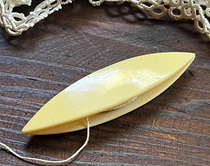 Vintage Tatting Shuttle in Ivory Hue Celluloid and 2 Yards Tatted Lace ...