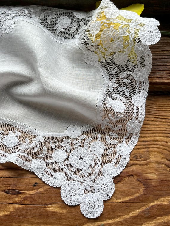 VINTAGE HANKY WHITE LINEN SPECIAL Crochet Work PINK &… - Gem