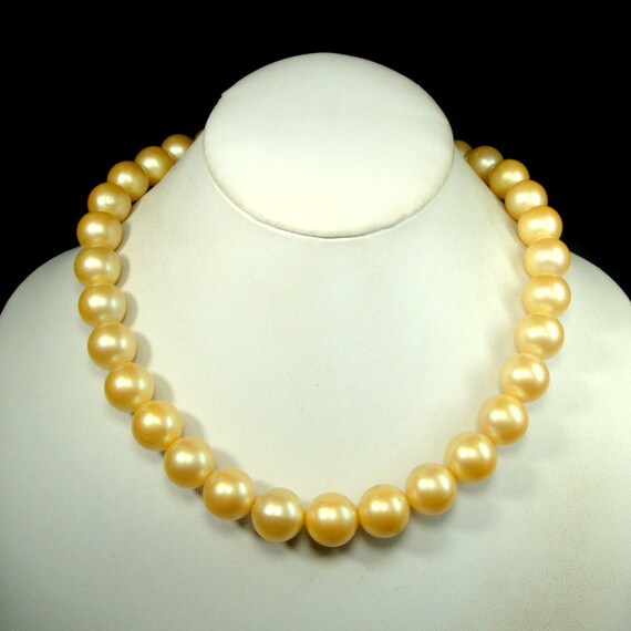Light weight pearl necklace in gold store