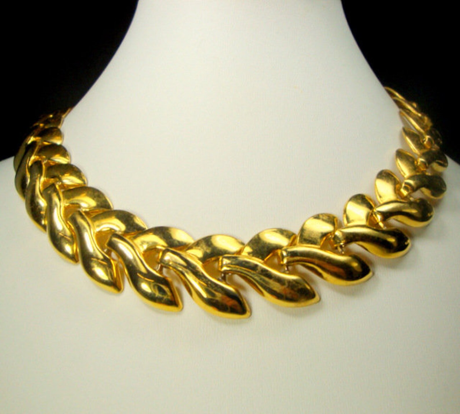 Shiny Gold VEE Leaves Link Necklace, Timeless Circlet of Golden Links ...