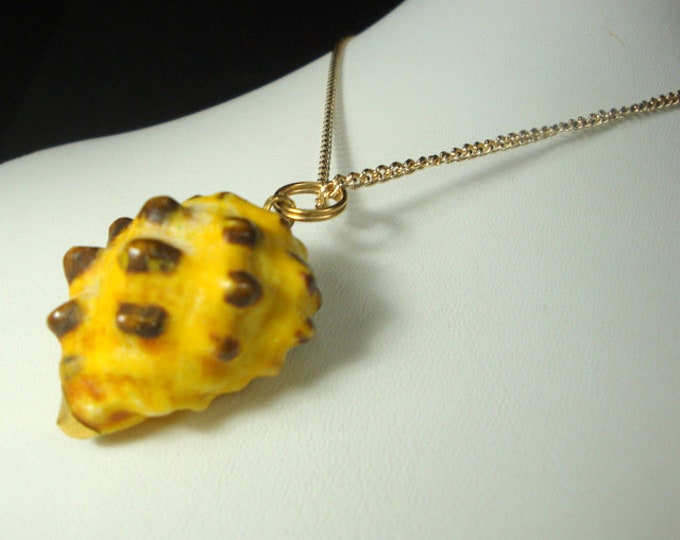 Honeycomb Yellow Mermaid Shell Pendant, Gold Chain, 80s, Accent Painted ...
