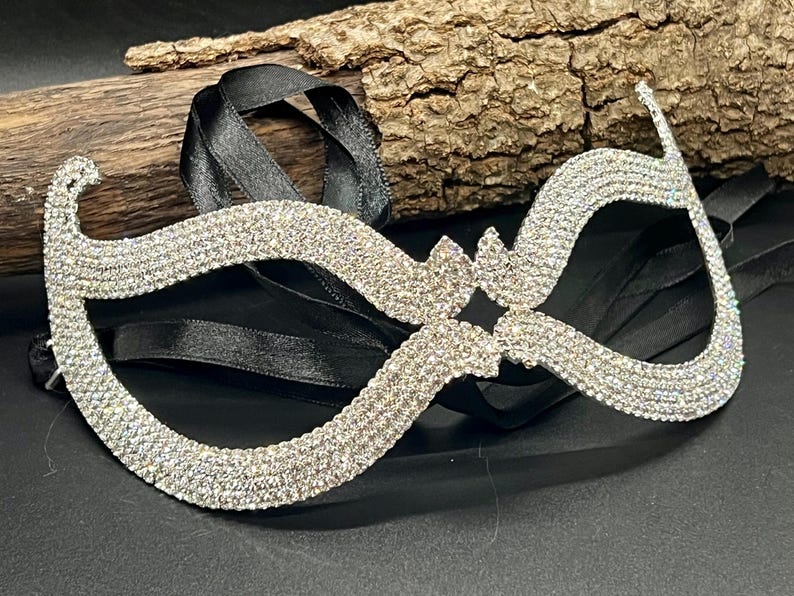 Silver Crystal Masquerade Mask – Cat Eye Form for a Striking Impression ...
