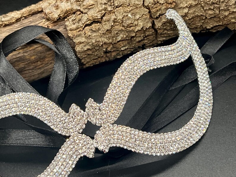 Silver Crystal Masquerade Mask – Cat Eye Form for a Striking Impression ...