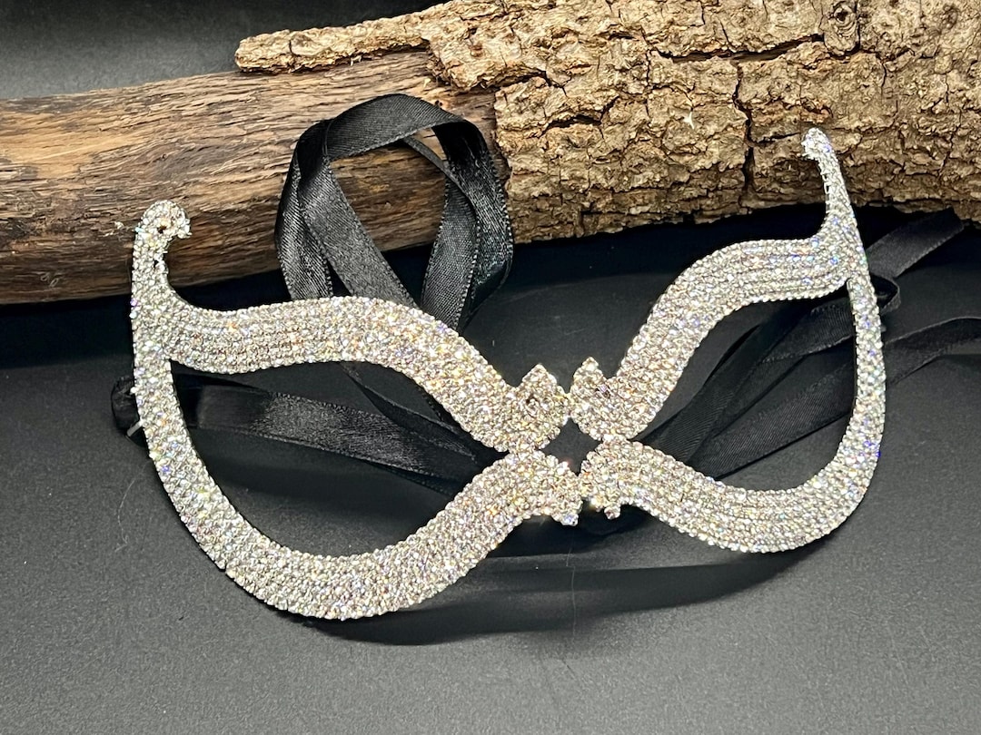 Silver Crystal Masquerade Mask – Cat Eye Form for a Striking Impression ...
