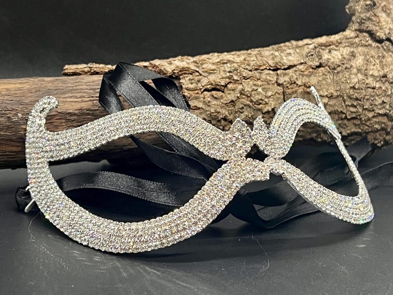 Silver Crystal Masquerade Mask – Cat Eye Form for a Striking Impression ...