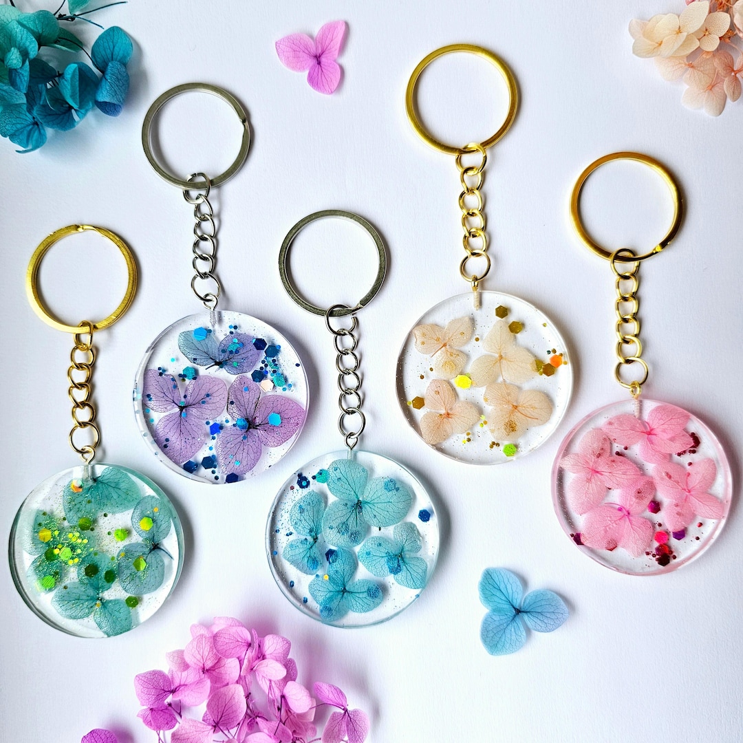 Real Flower Resin Keychain | Customisable Floral Round Keyring ...