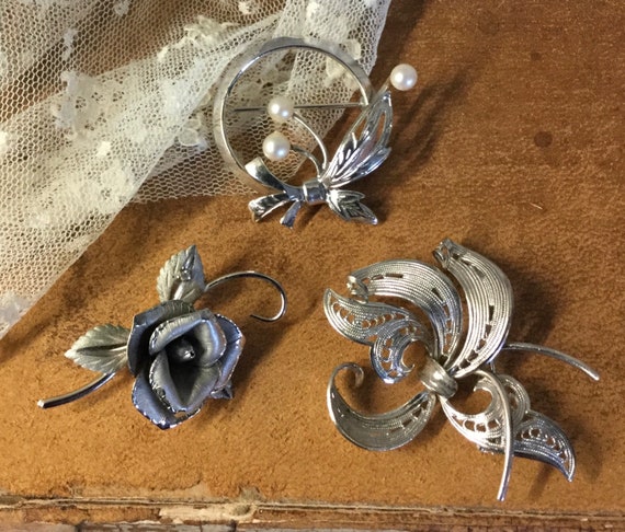 Small brooches and pins store