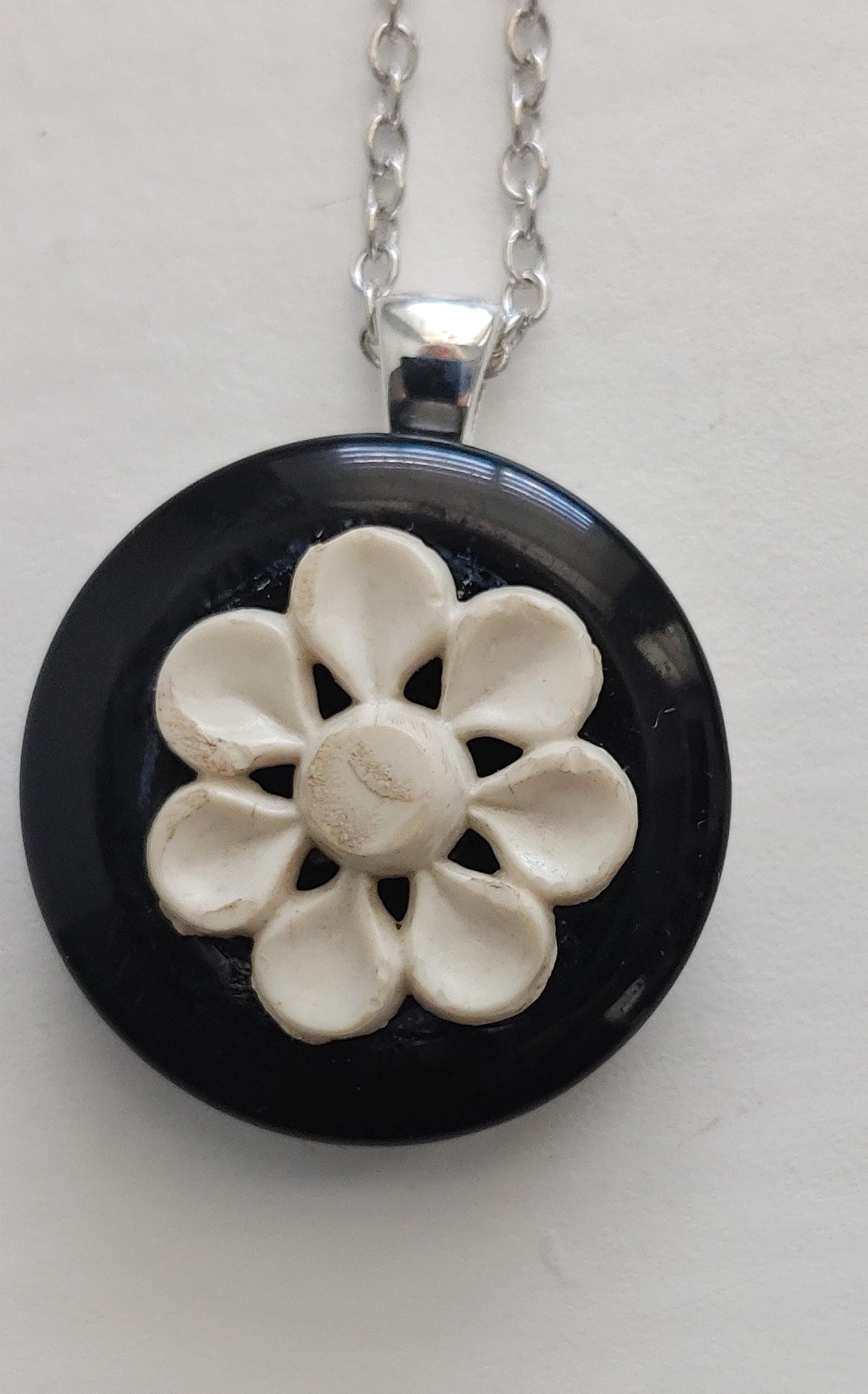 Vintage Button Pendant Necklace: Handmade Recycled Jewelry - Etsy