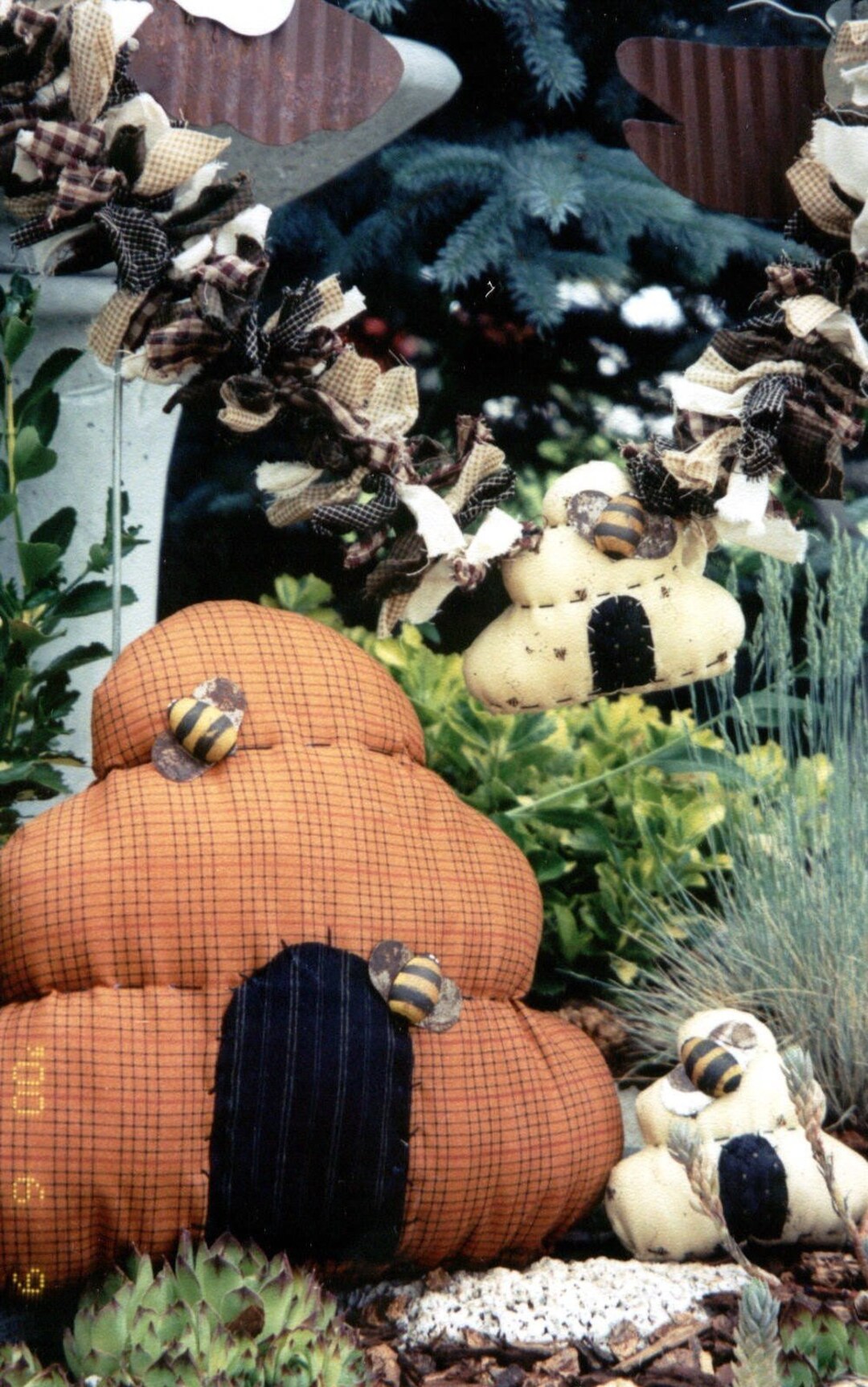 Digital Sewing Pattern - Beehive Pillow and Tie Backs 104epdf - Etsy