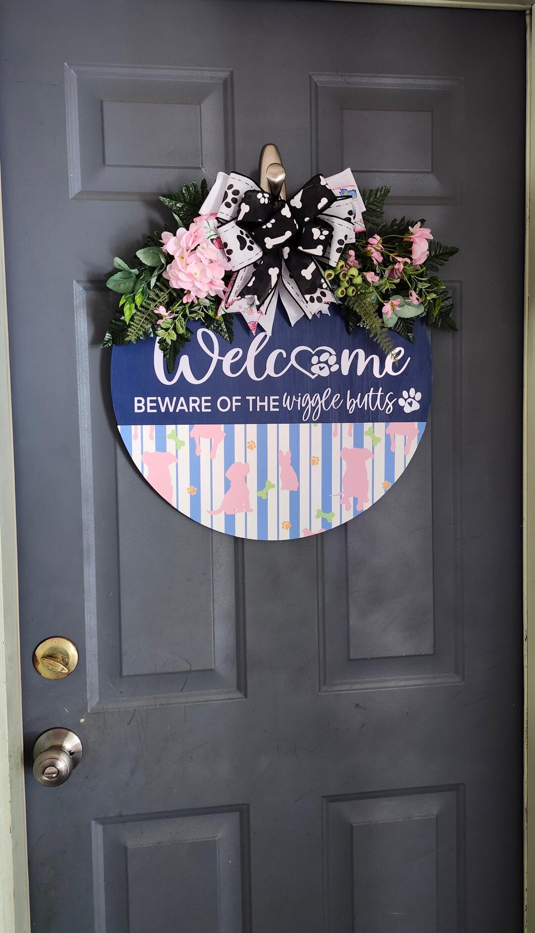 Welcome Wiggle Butts Door Hanger – 19.5” Round Dog Lover Sign With Bow ...