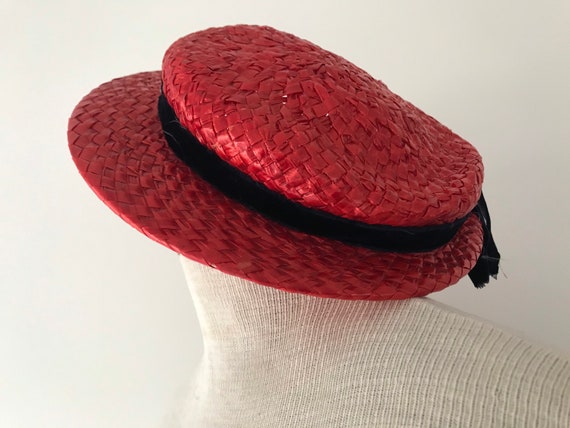 1940s “Minnie” red straw toque hat with navy blue vel… - Gem