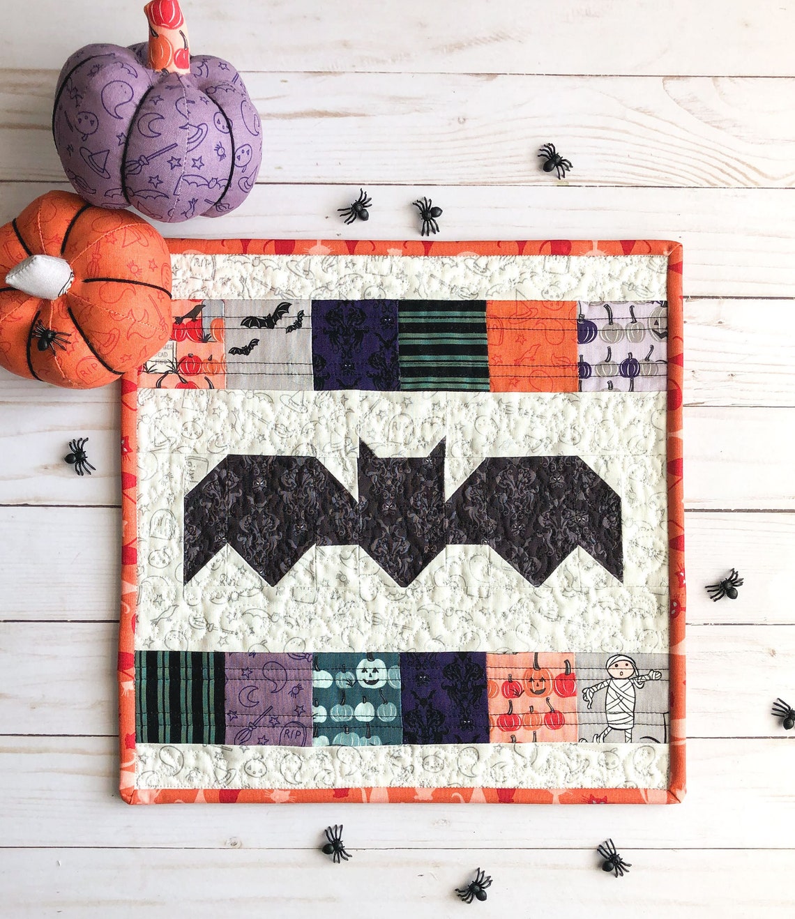 Batty Mini Quilt PDF Pattern, Halloween Home Decor - Etsy
