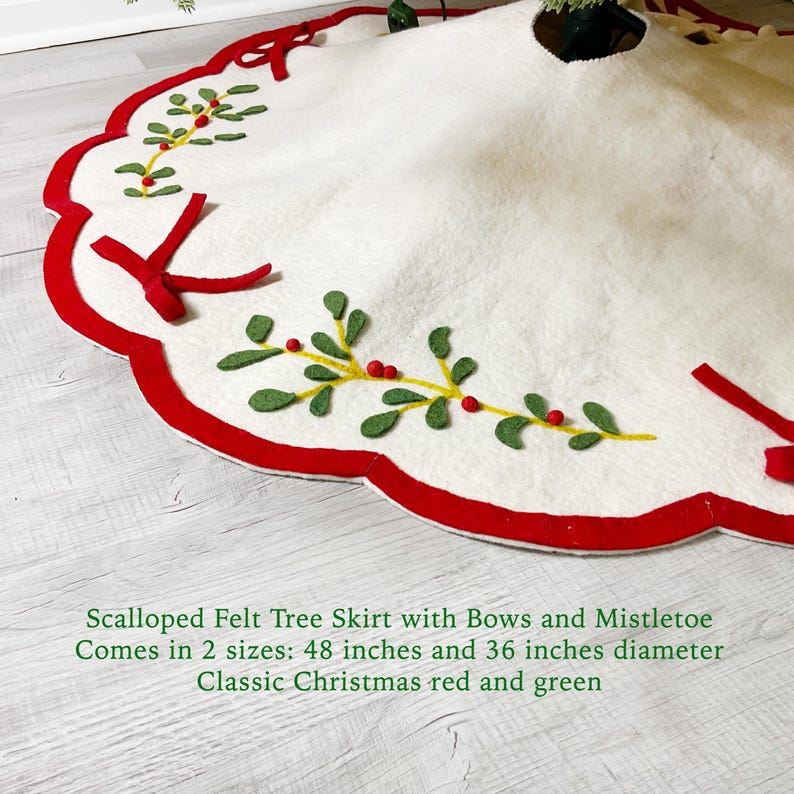 Scalloped White Felt Christmas Tree Skirt With Mistletoe and Red Bows ...