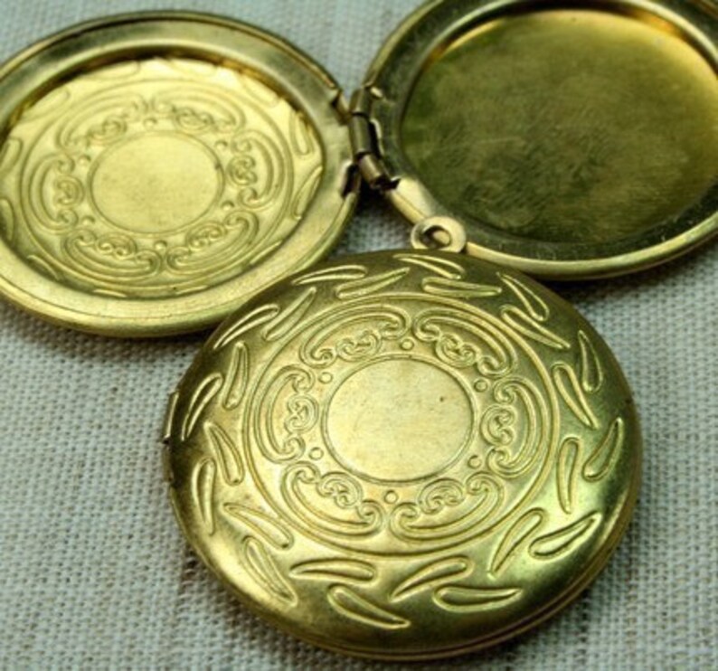 Round Victorian Pattern Hand Touched Antique Silver Locket Pendants ...