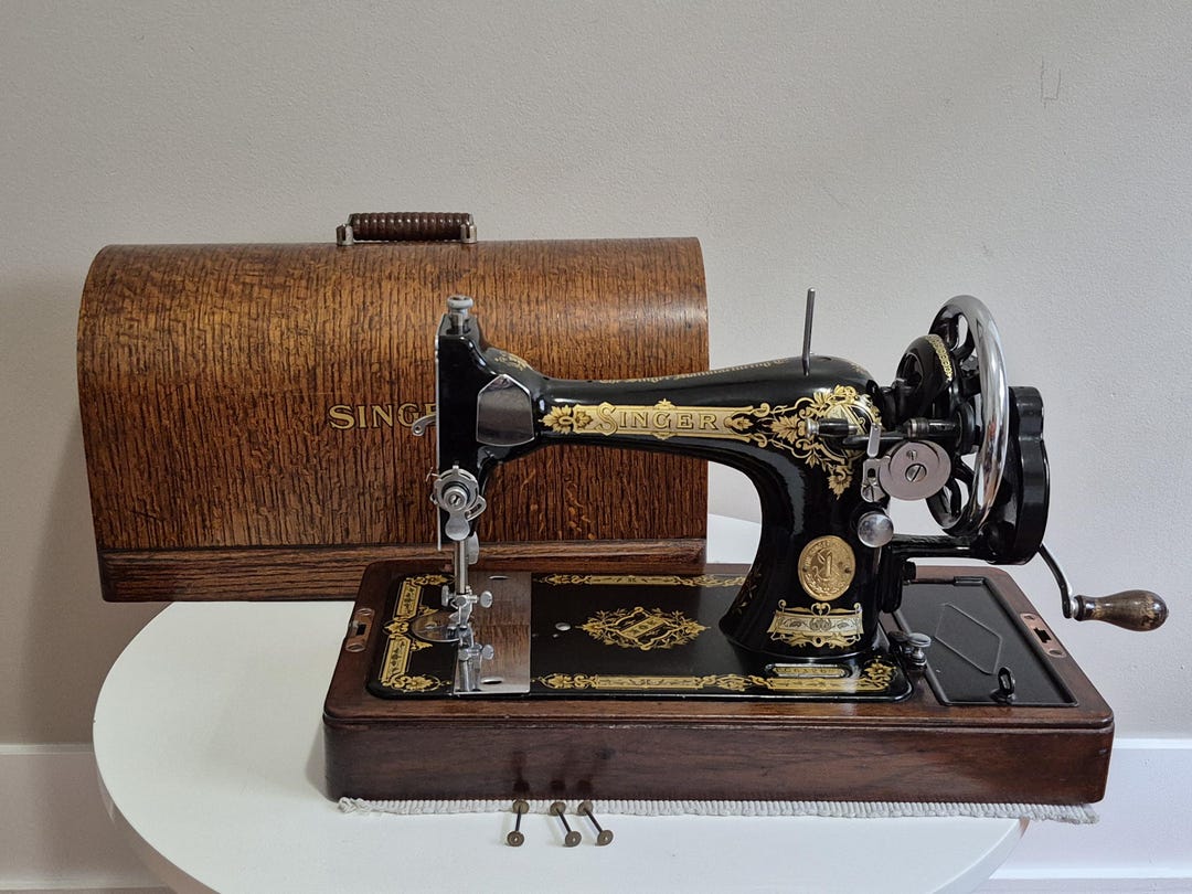 Vintage Singer Hand Crank Sewing Machine Vintage 1940 Singer 28K Sewing ...