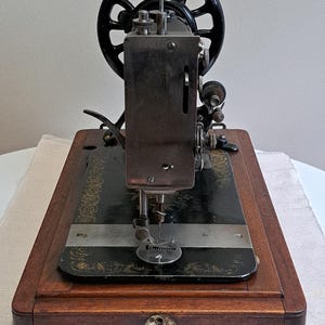 Vintage 1891 Singer Model 28 Hand Crank Sewing Machine With Scrolls and ...